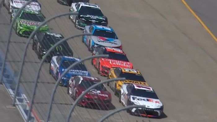 Video: Nešvilas superspīdvejā pirmo NASCAR uzvaru šosezon izcīna Logano ...