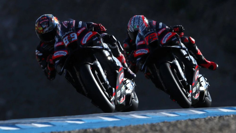 "Aprilia" komanda svin dubultuzvaru "MotoGP" māju posmā Itālijā ...